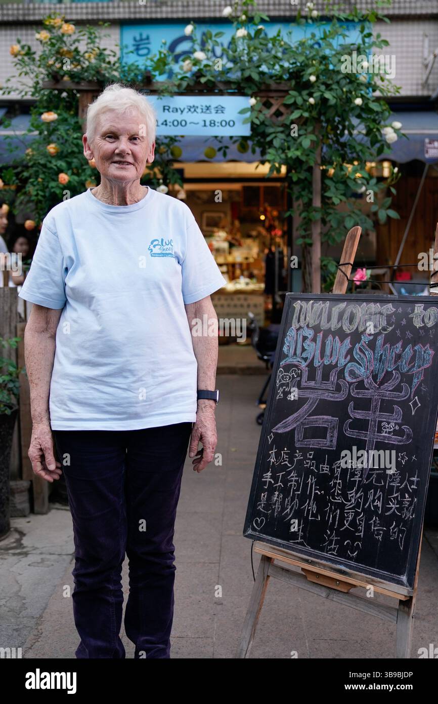 (250509) -- CHENGDU, May 9, 2025 (Xinhua) -- Rachel Grace Pinniger ...