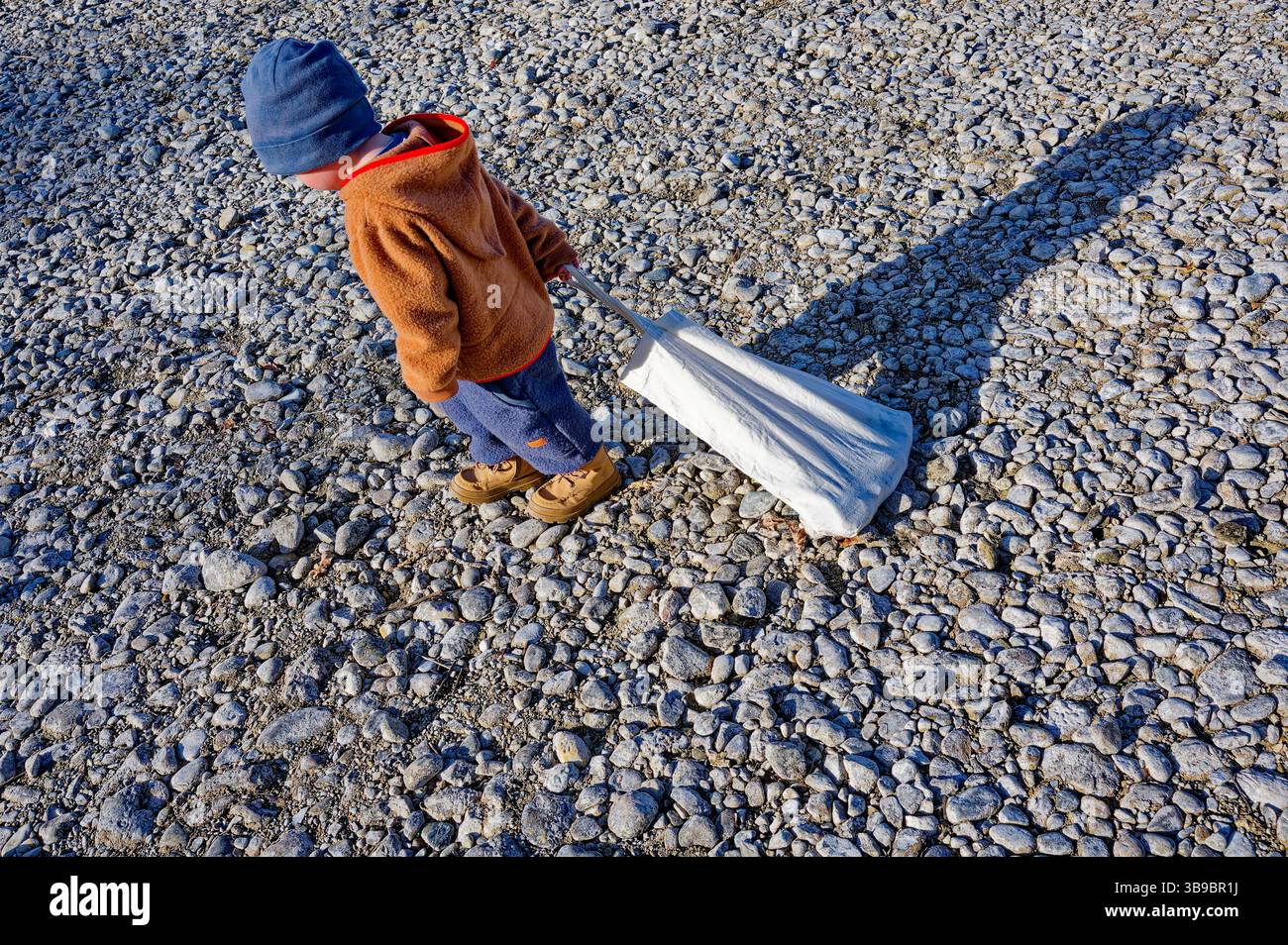 Schwere Last. Mit vollgepackter Tasche ist das kleine Kind unterwegs ...