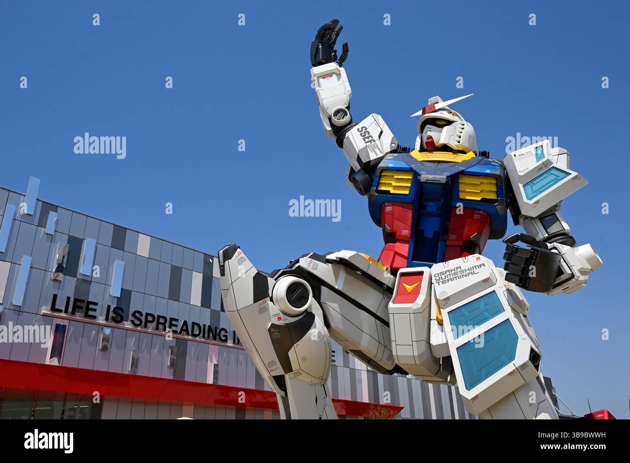 The life-sized Gundam statue at Gundam next future pavilion,Osaka World ...