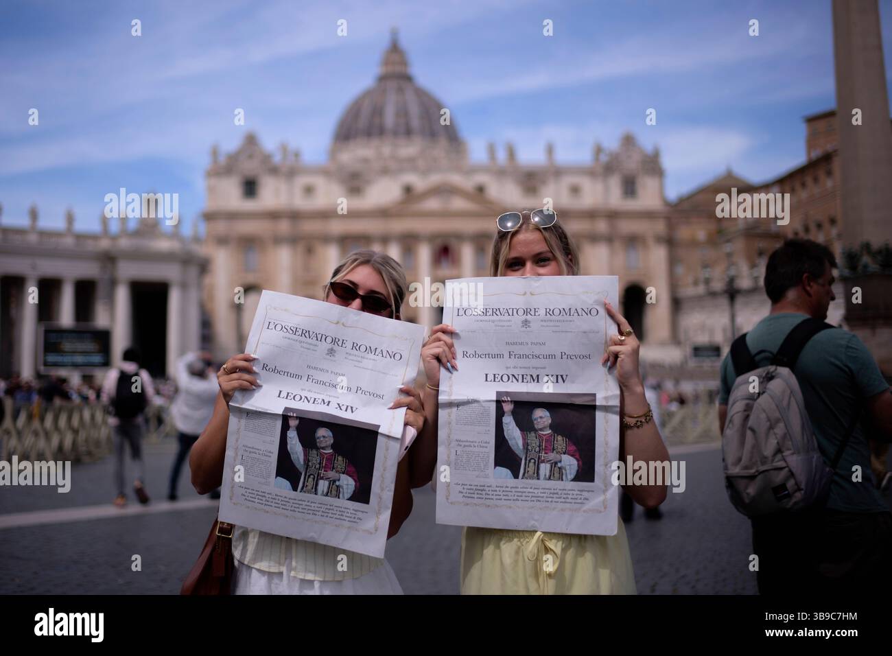Mackenzie Magas and Kaylee Mellentine from Missouri, pose for a photo ...