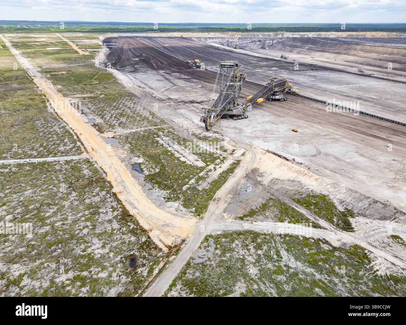 Trebendorf, Germany. 08th May, 2025. The pre-cut excavator of Lausitz ...