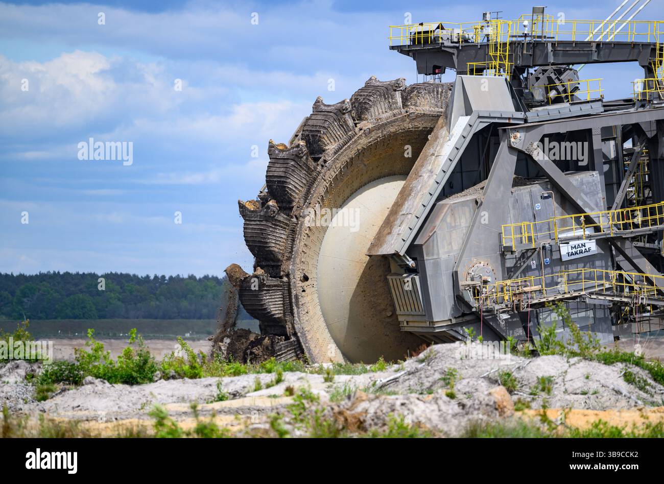 Trebendorf, Germany. 08th May, 2025. The pre-cut excavator of Lausitz ...