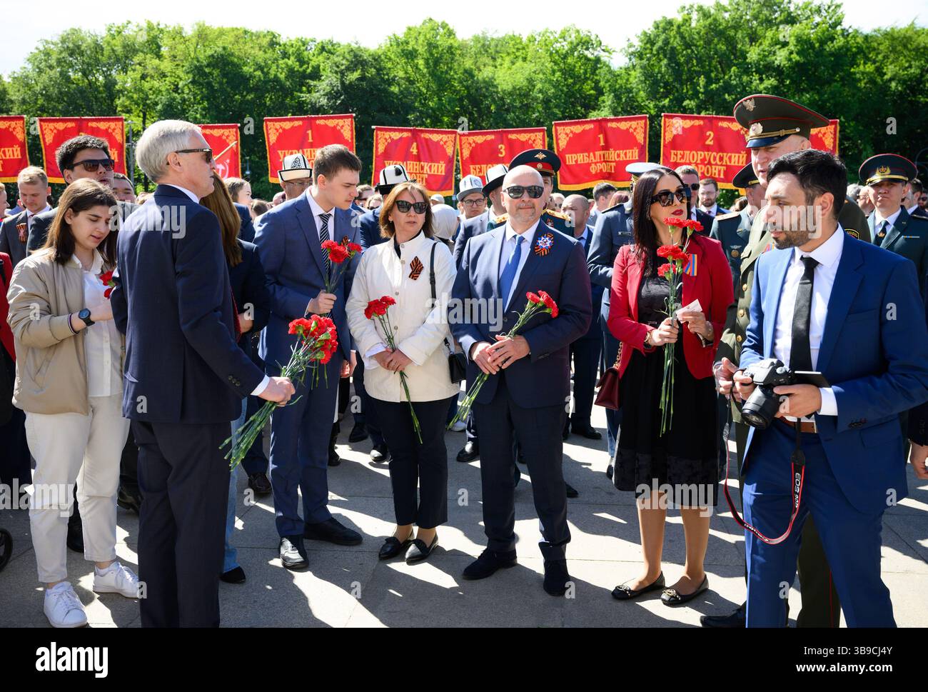 Berlin, Germany. 09th May, 2025. Visitors stand at the Soviet Memorial ...