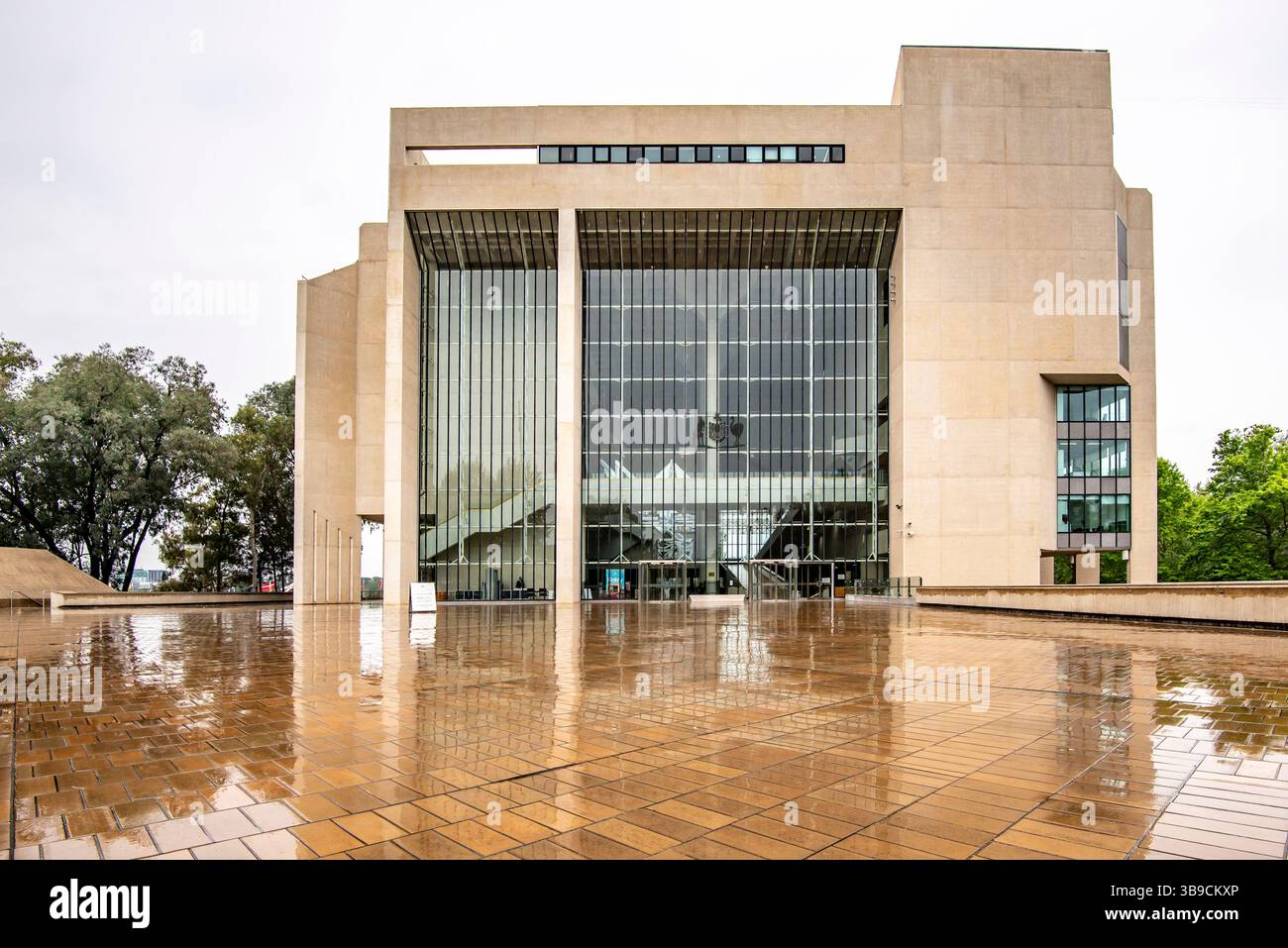 The forecourt and exterior front of the 1980 completed High Court of ...