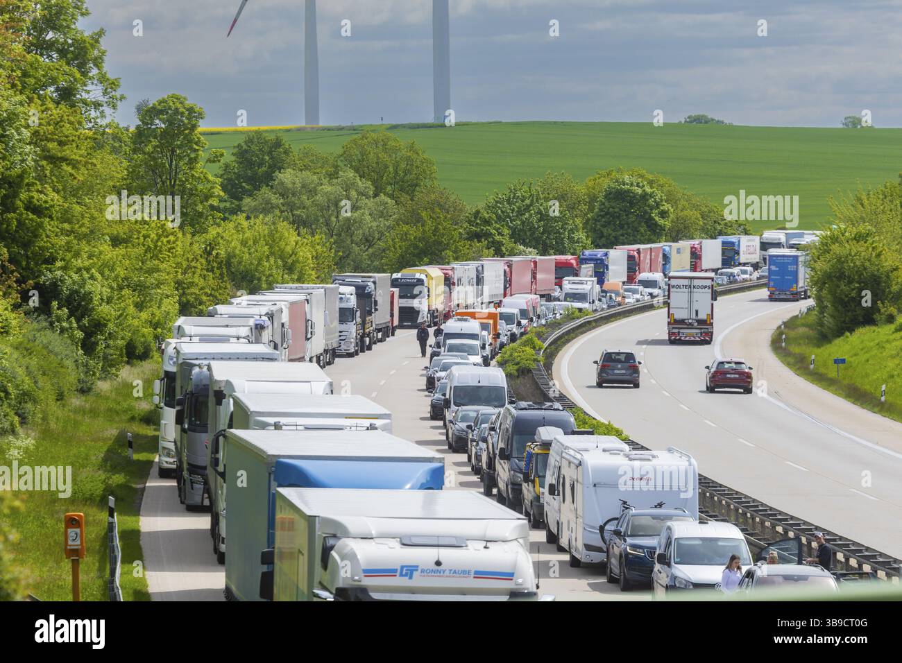 A lorry accident led to the complete closure of the A14 federal ...