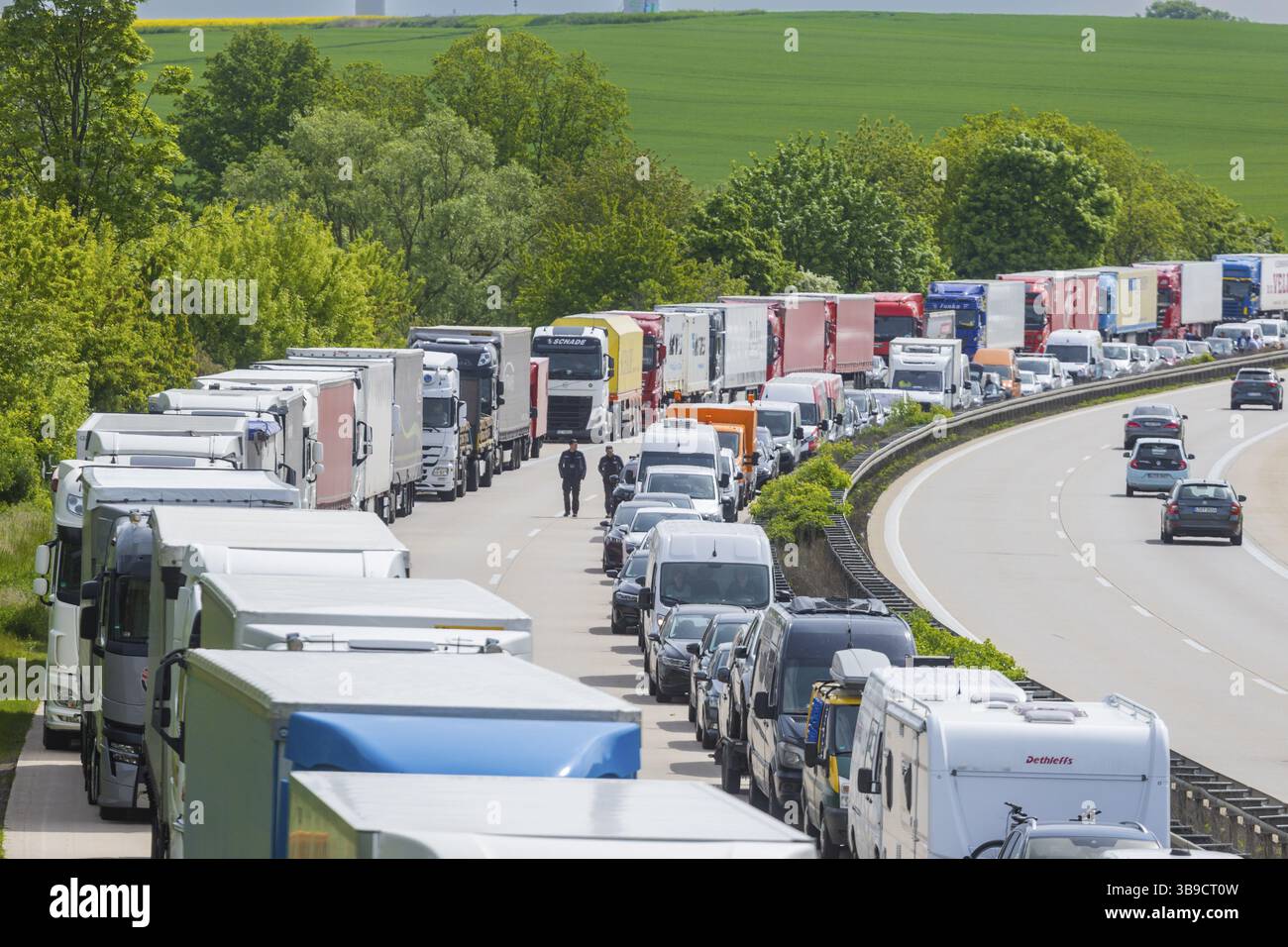 A lorry accident led to the complete closure of the A14 federal ...