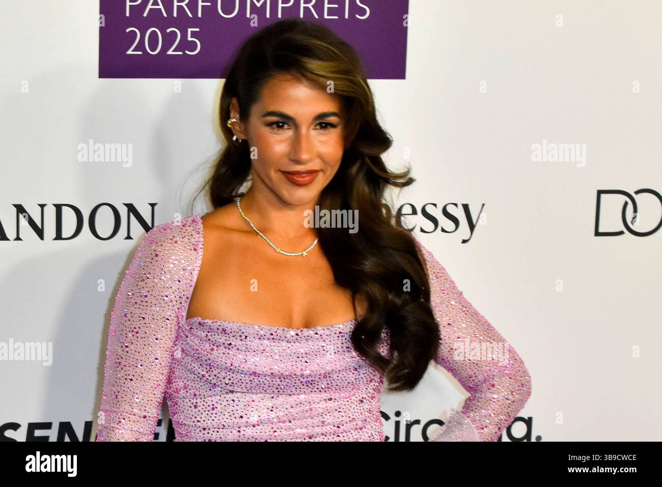 Sarah Engels Saengerin zu Gast auf dem blauen Teppich bei der ...