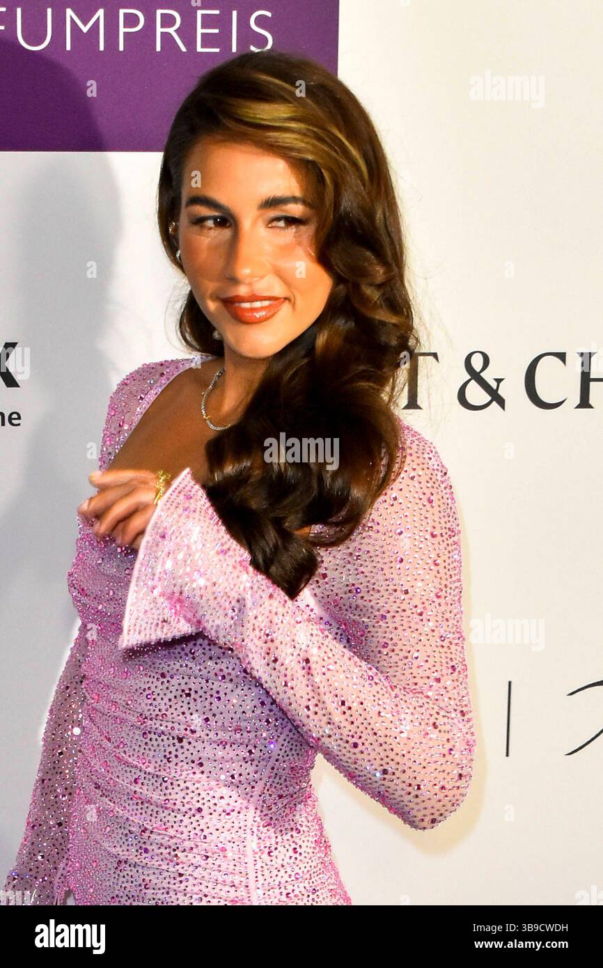 Sarah Engels Saengerin zu Gast auf dem blauen Teppich bei der ...