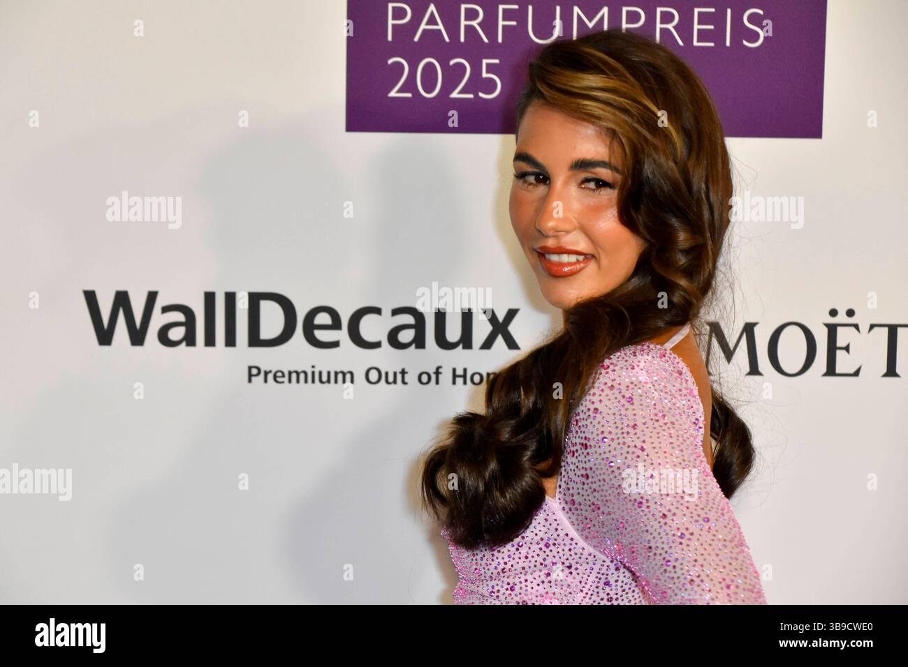 Sarah Engels Saengerin zu Gast auf dem blauen Teppich bei der ...