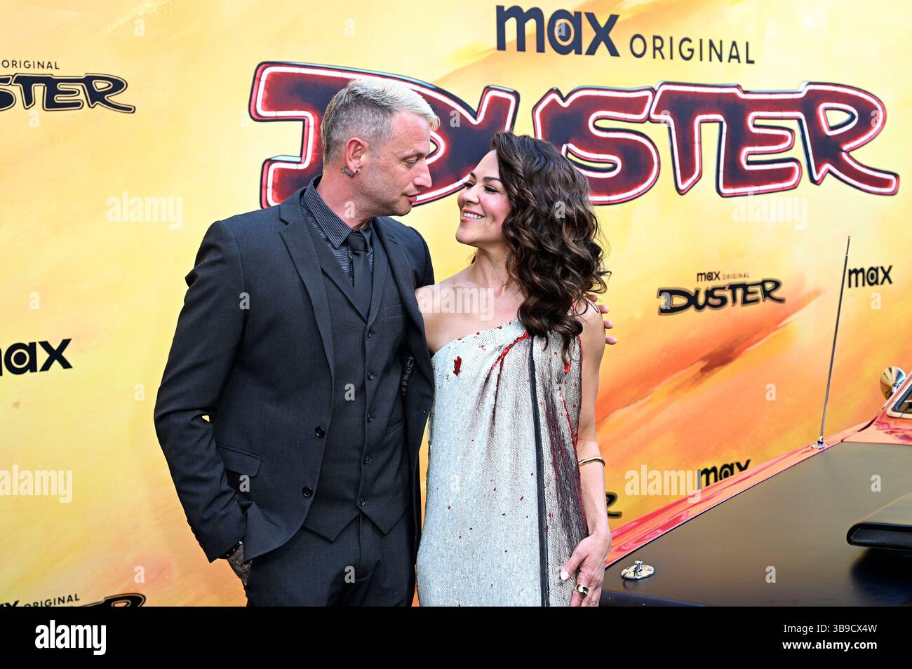 Camille Guaty mit Ehemann Sy Rhys Kaye bei der Premiere der HBO Max ...