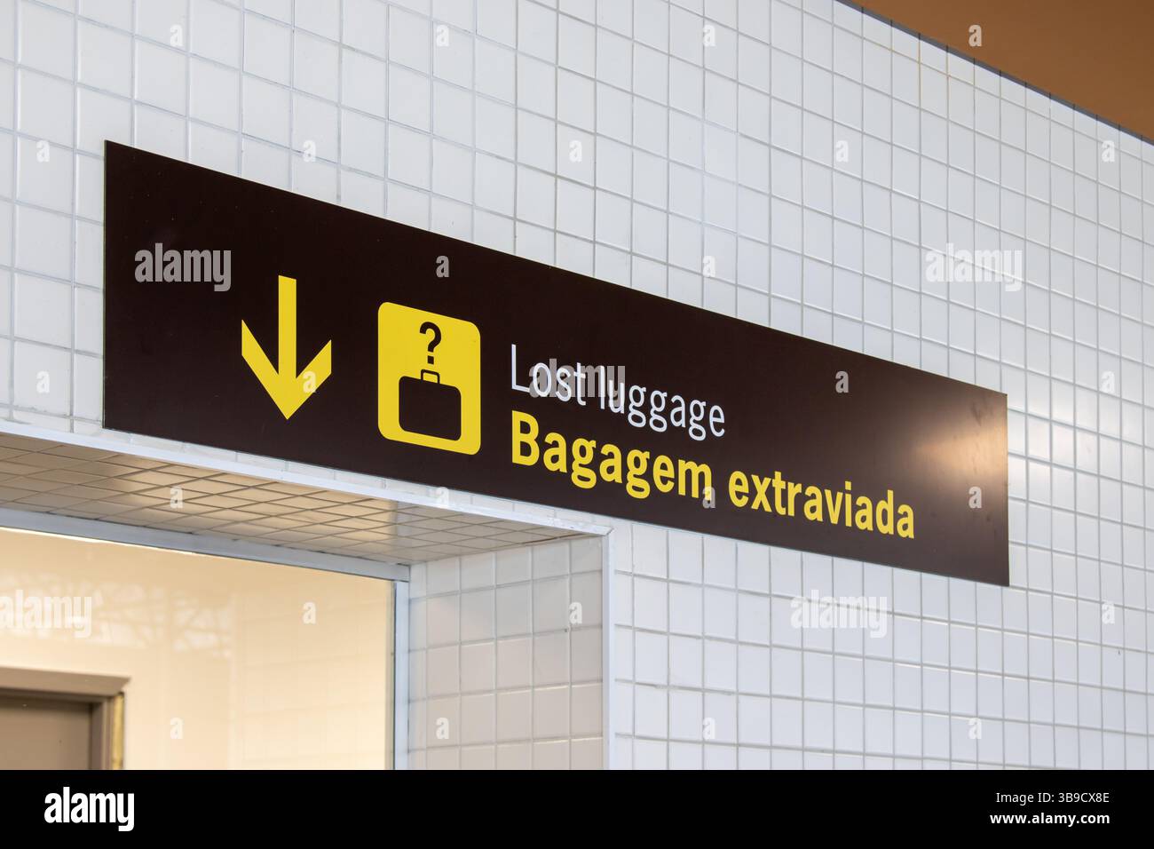 Sign indicating where to claim lost luggage at the airport Stock Photo ...