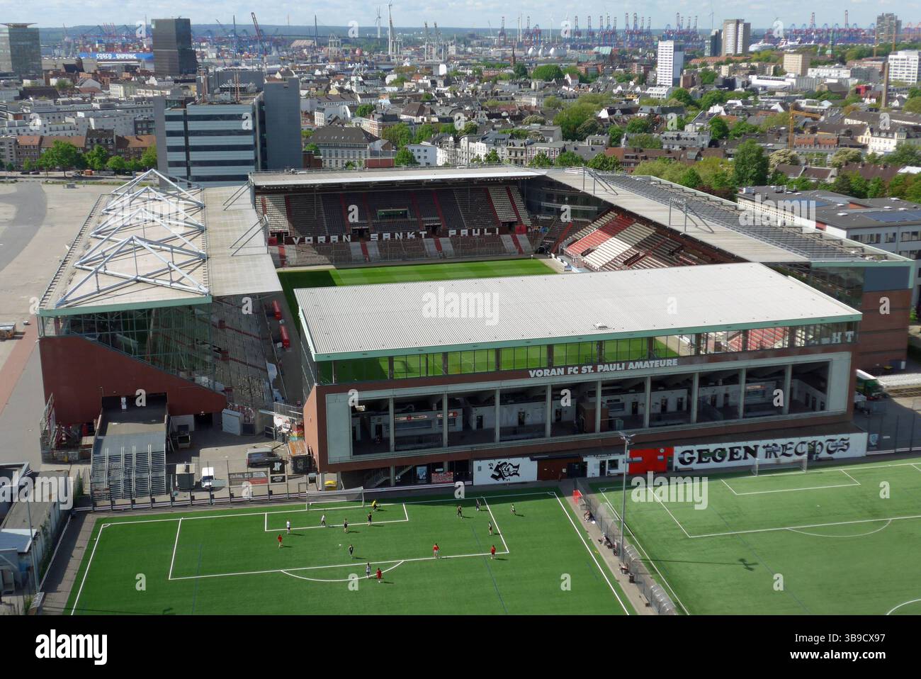 Aussicht vom umgebauten Hochbunker Feldstraße in St. Pauli auf das ...