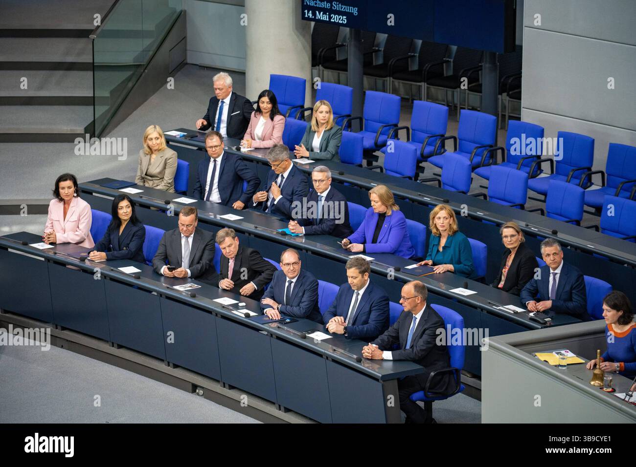 Die Komplette Regierungsbank mit allen Minister und Ministerinnen ...