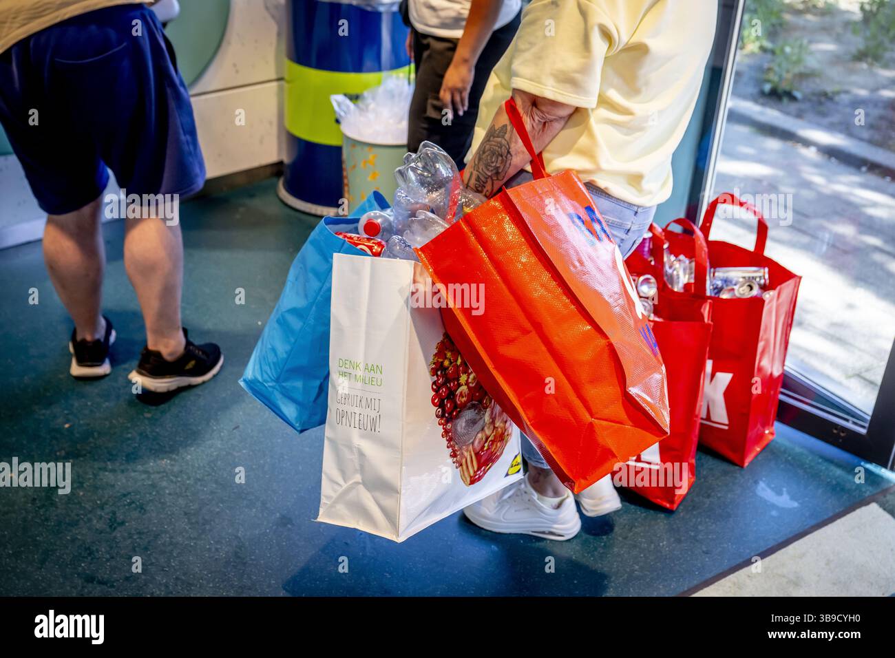 ROTTERDAM - The first Deposit Return Shop has opened in Rotterdam. Here ...