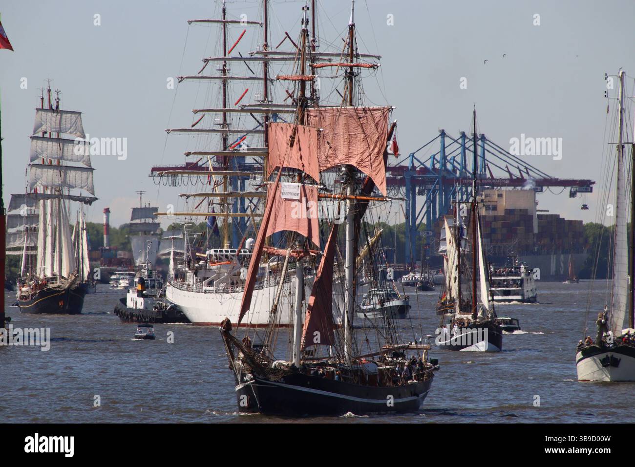 836. Hafengeburtstag in Hamburg: Das Feuerlöschboot Branddirektor ...