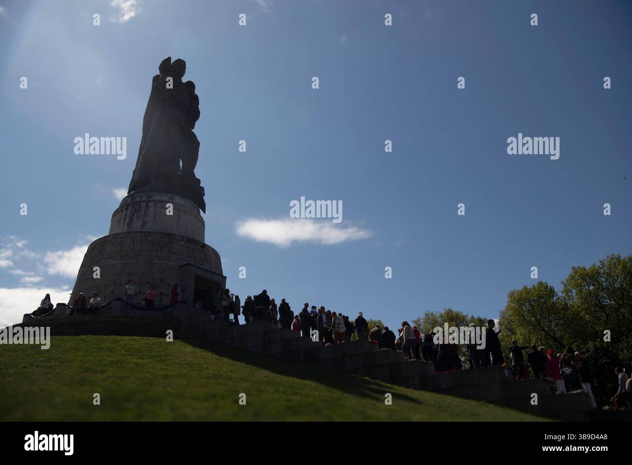 Berlin, Germany. 09th May, 2025. Numerous people commemorate the end of ...