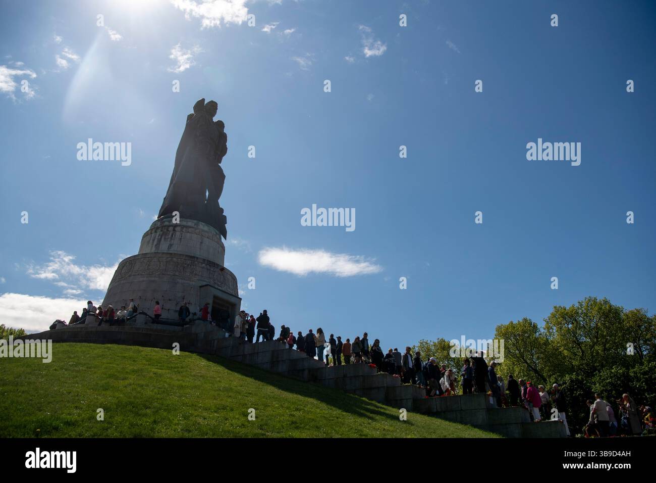 Berlin, Germany. 09th May, 2025. Numerous people commemorate the end of ...