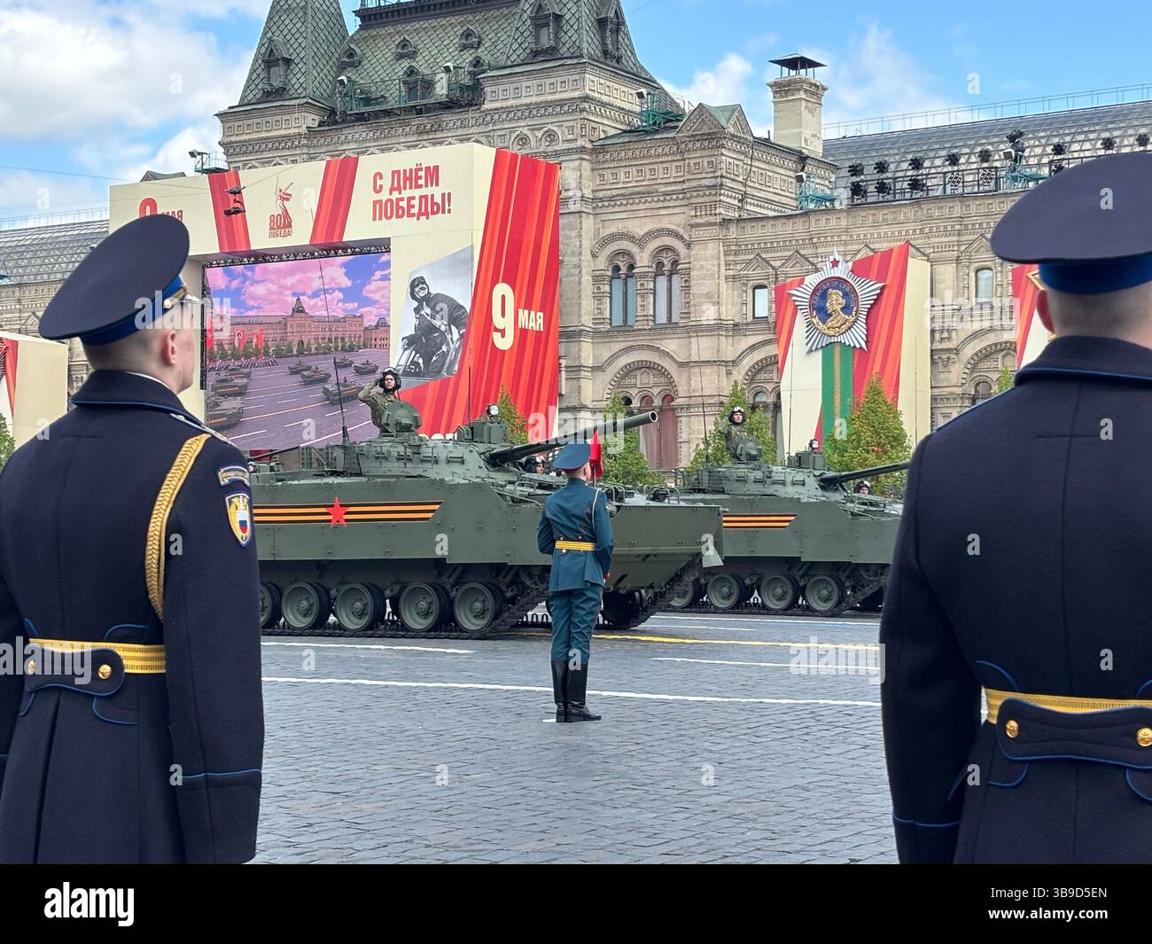 Moskau, Russia. 09th May, 2025. Tanks drive across Red Square during ...