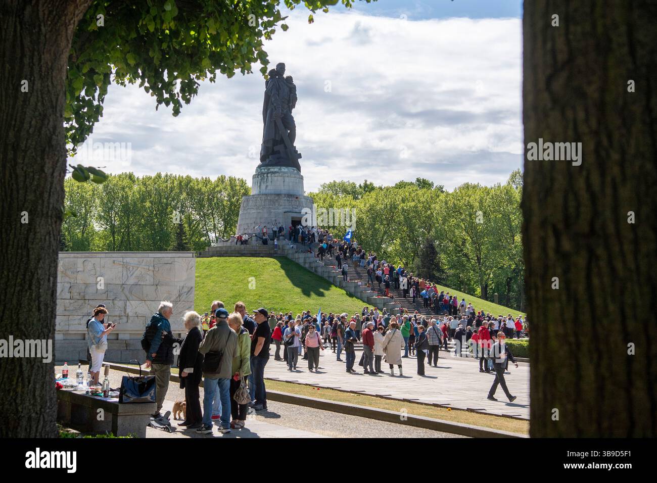 Berlin, Germany. 09th May, 2025. Numerous people commemorate the end of ...