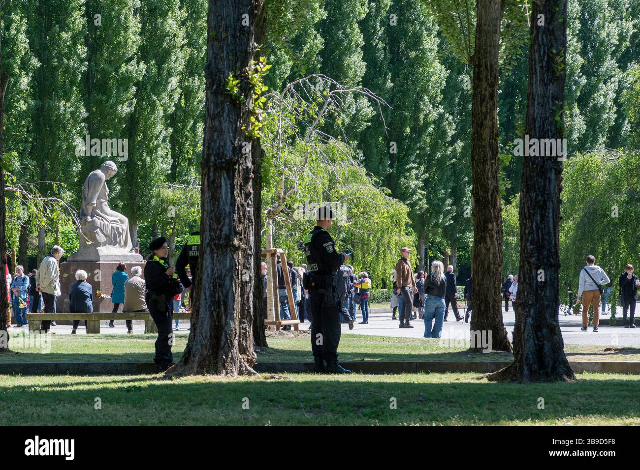Berlin, Germany. 09th May, 2025. Numerous people commemorate the end of ...
