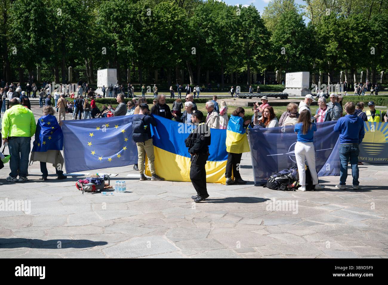 Berlin, Germany. 09th May, 2025. Numerous people commemorate the end of ...