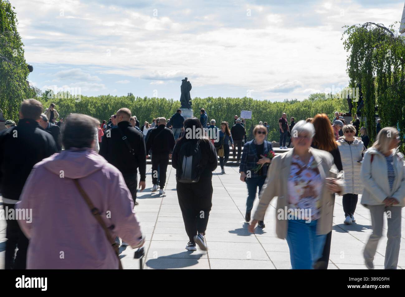 Berlin, Germany. 09th May, 2025. Numerous people commemorate the end of ...