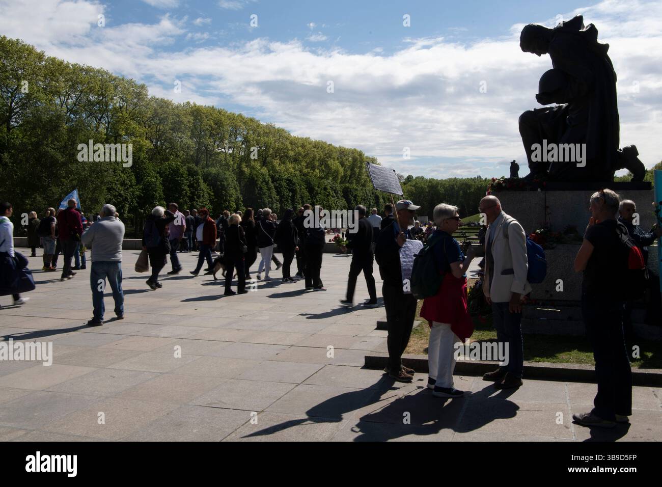 Berlin, Germany. 09th May, 2025. Numerous people commemorate the end of ...