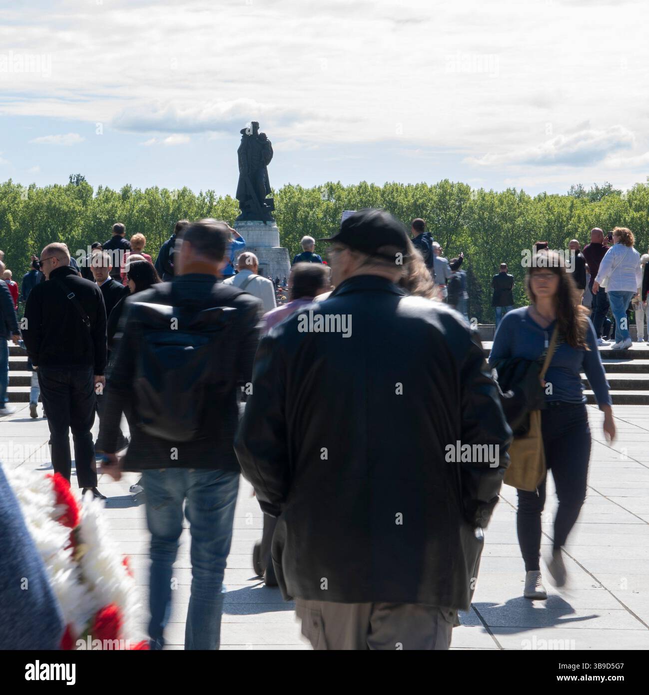 Berlin, Germany. 09th May, 2025. Numerous people commemorate the end of ...