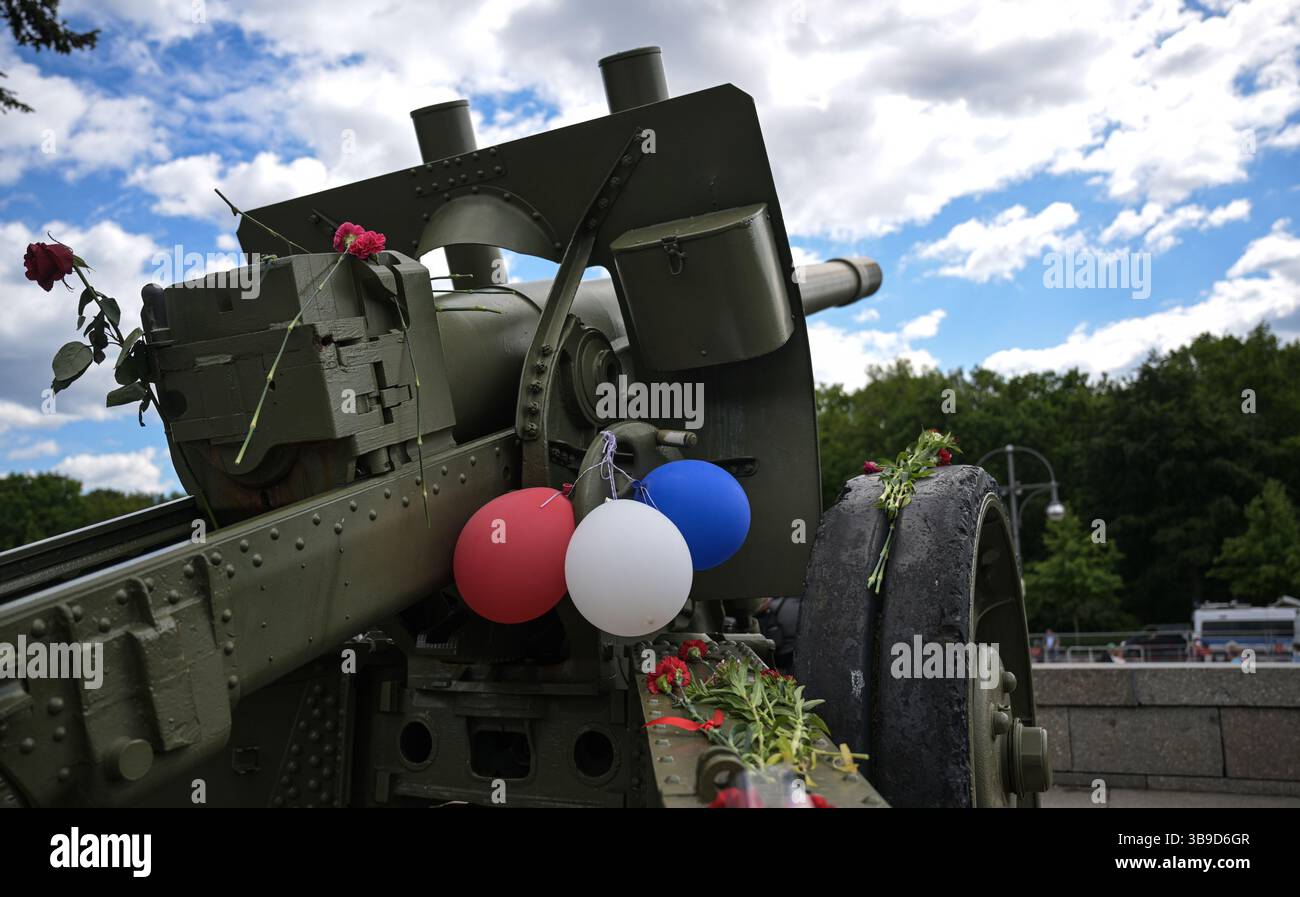Berlin, Germany. 09th May, 2025. Flowers and balloons in the Russian ...