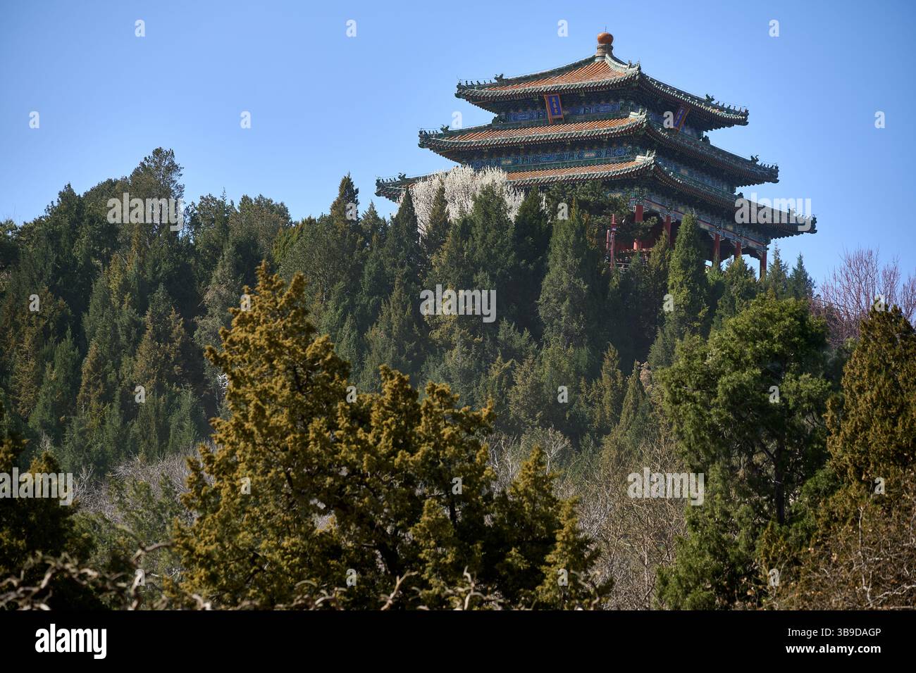 Traditional chinese pavilion rising hi-res stock photography and images ...