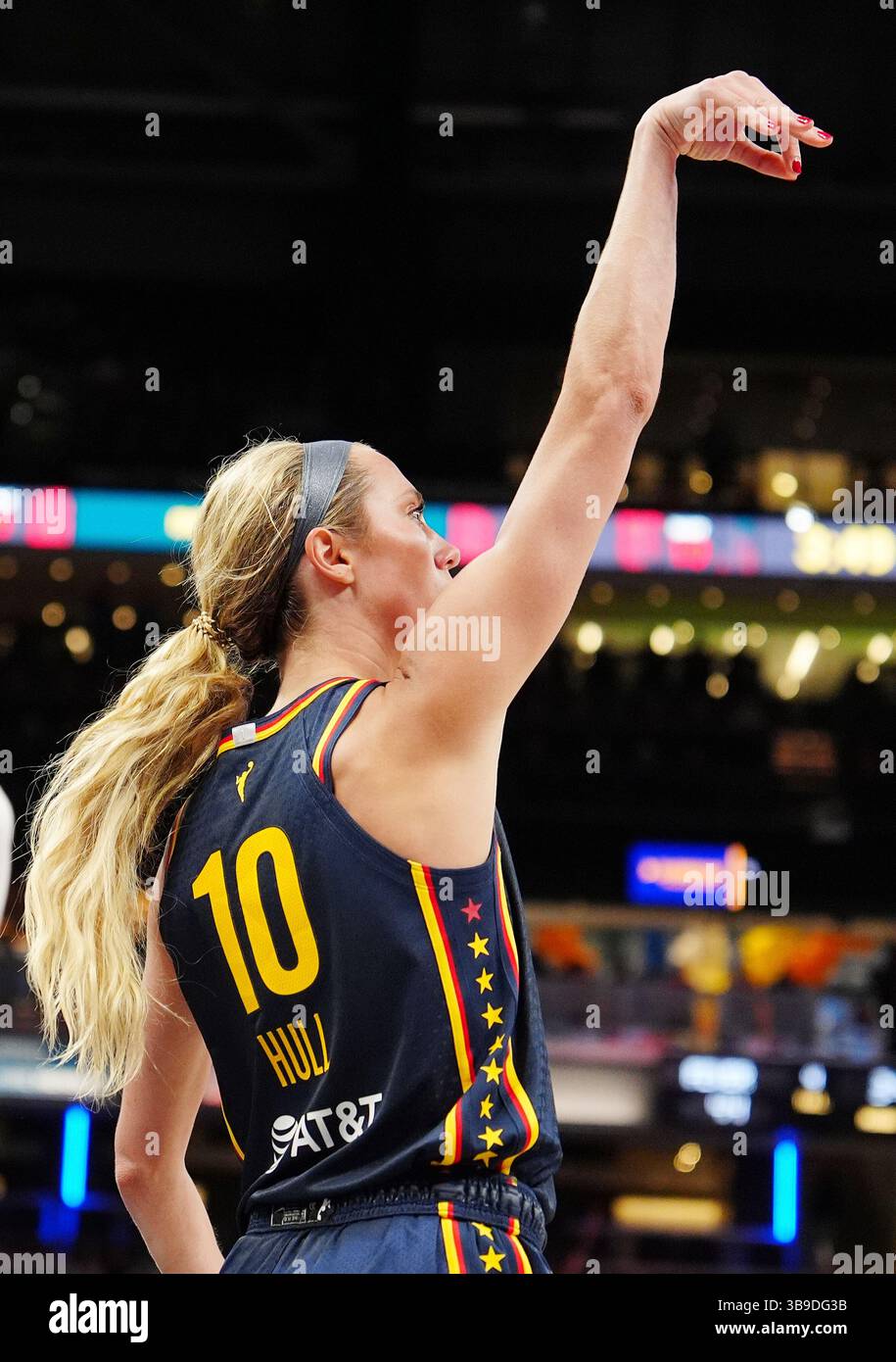 INDIANAPOLIS, IN - MAY 03: Indiana Fever guard Lexie Hull (10) takes a ...