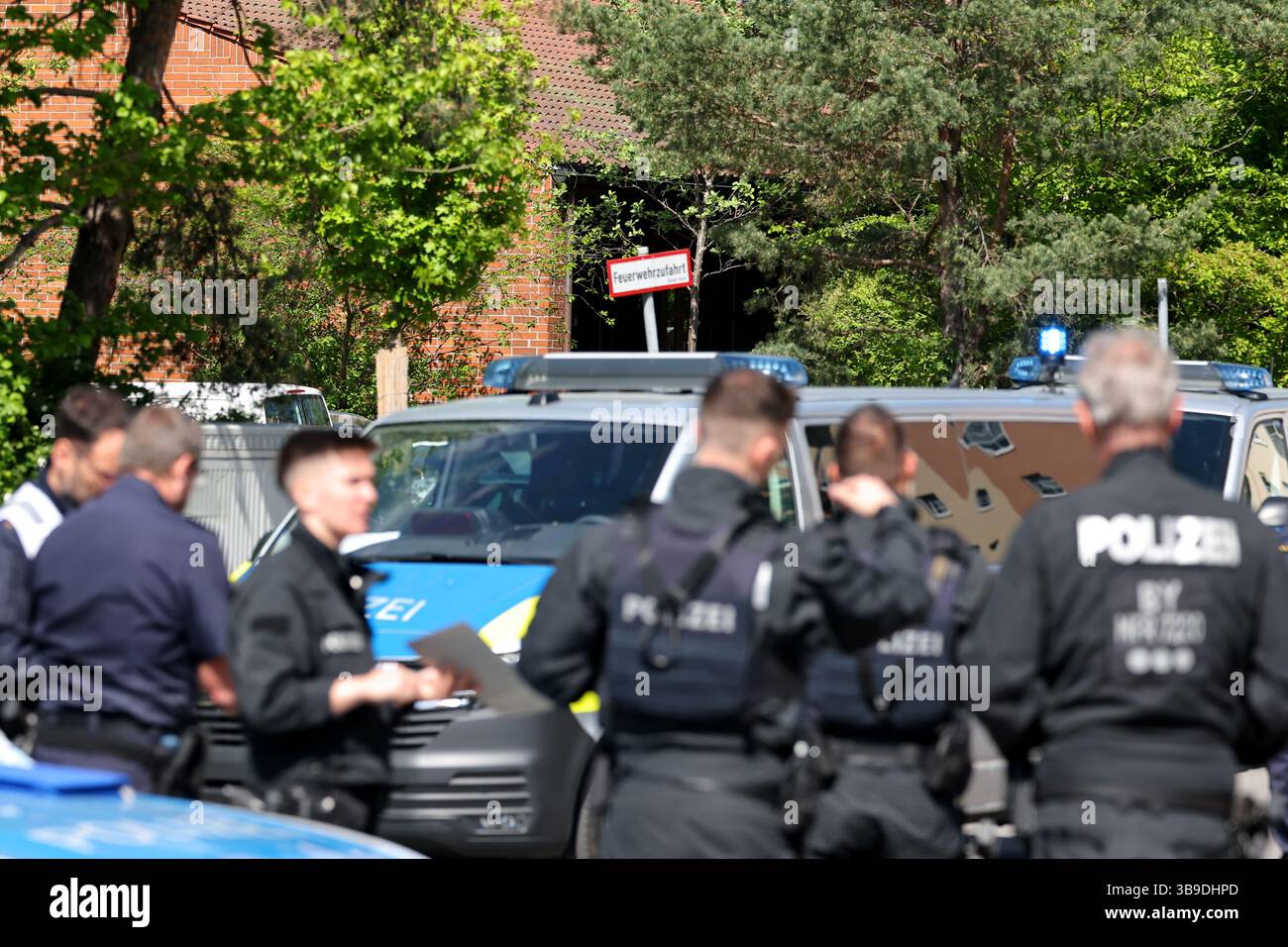 Roth, Germany. 09th May, 2025. A large police force has been deployed ...
