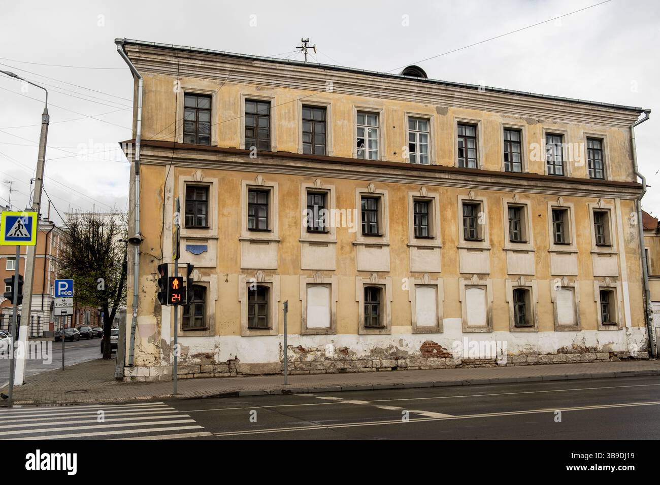 Old Building Facade with Traffic Light at Crosswalk Stock Photo - Alamy