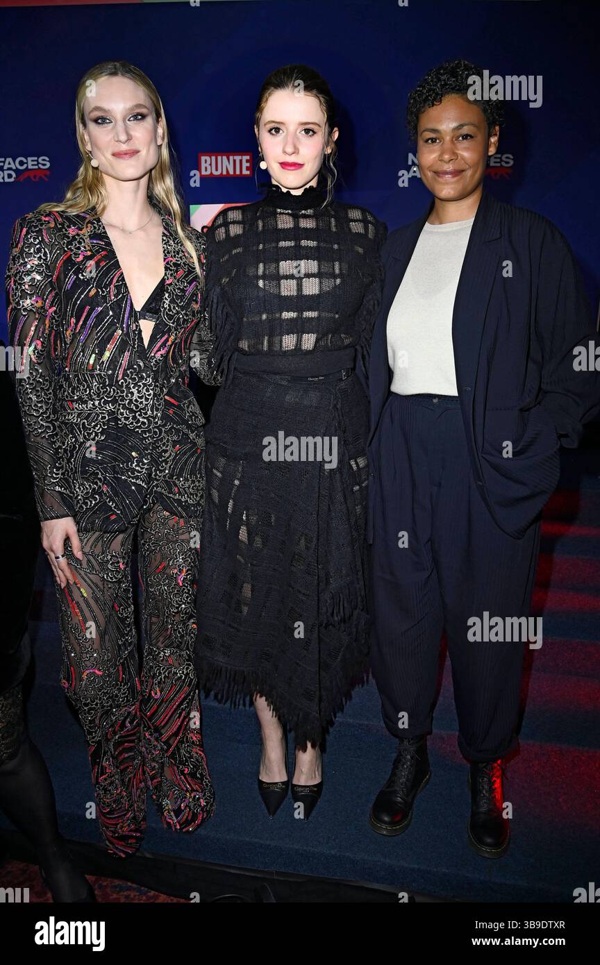 Kim Hnizdo, Katharina Stark und Merle Grimme bei der Verleihung der ...