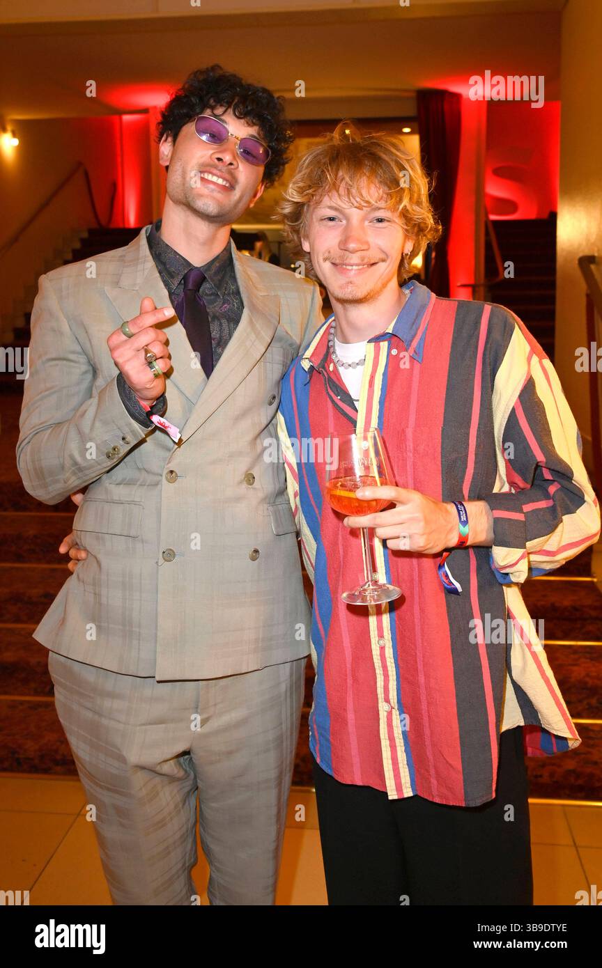 Filip Schnack mit Gast bei der Verleihung der Bunte New Faces Awards ...