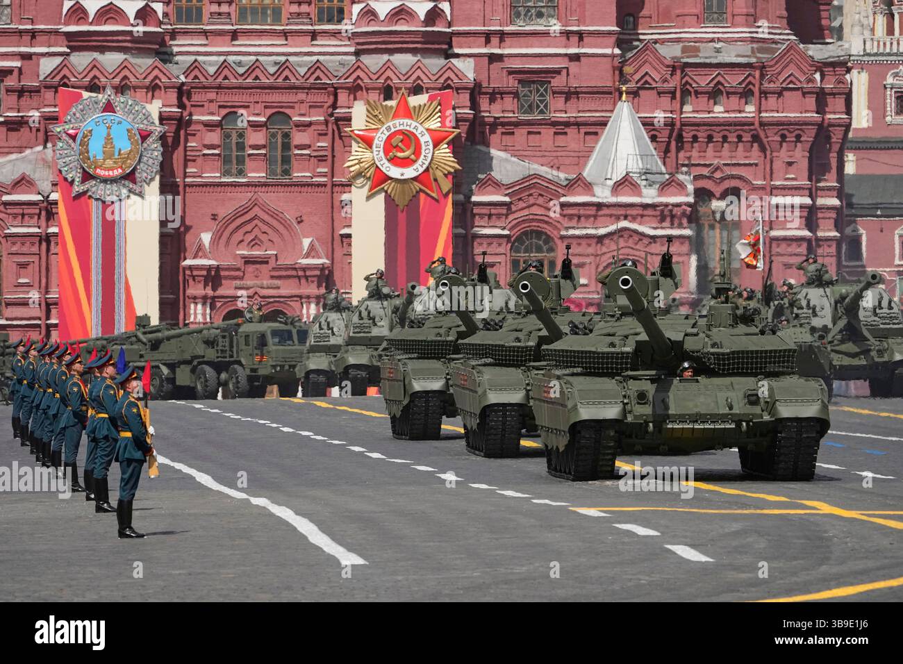 Russian T-90 tanks roll in Red square during the Victory Day military ...