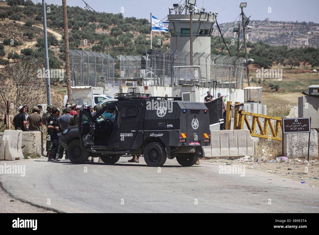 Israeli soldiers guard Jewish settlers during a demonstration at ...