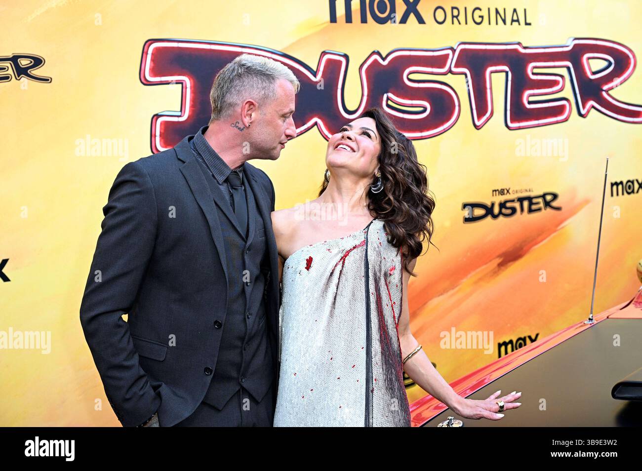 Camille Guaty mit Ehemann Sy Rhys Kaye bei der Premiere der HBO Max ...