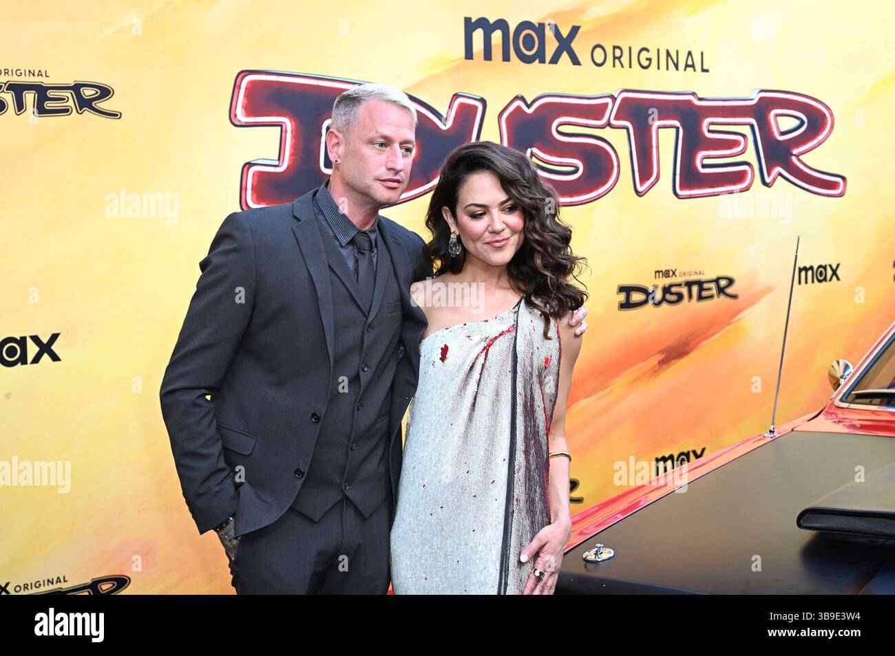 Camille Guaty mit Ehemann Sy Rhys Kaye bei der Premiere der HBO Max ...