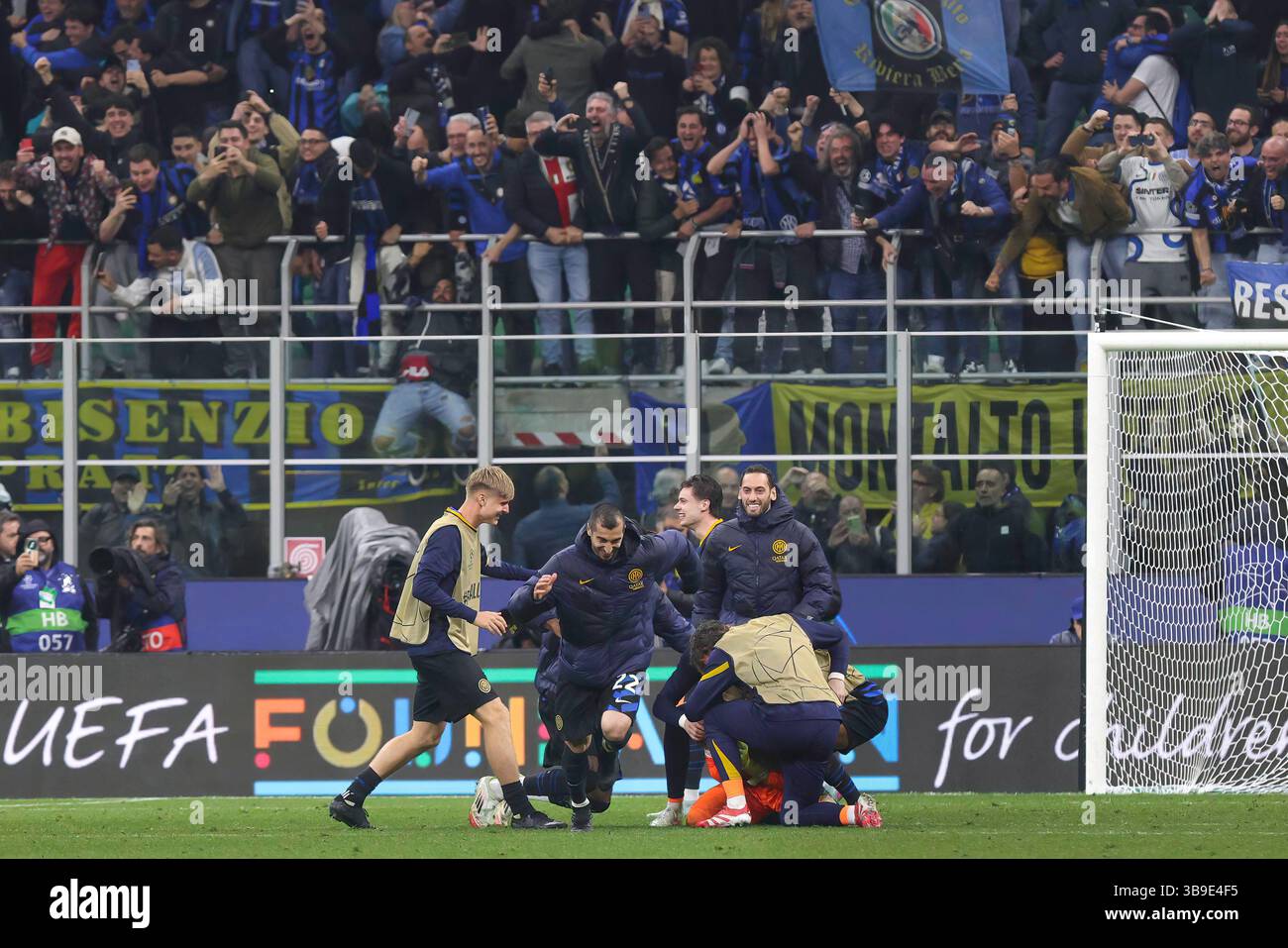 5/7/2025 Italy, Milan, 2025 05 06: players of FC Inter, after 120 ...