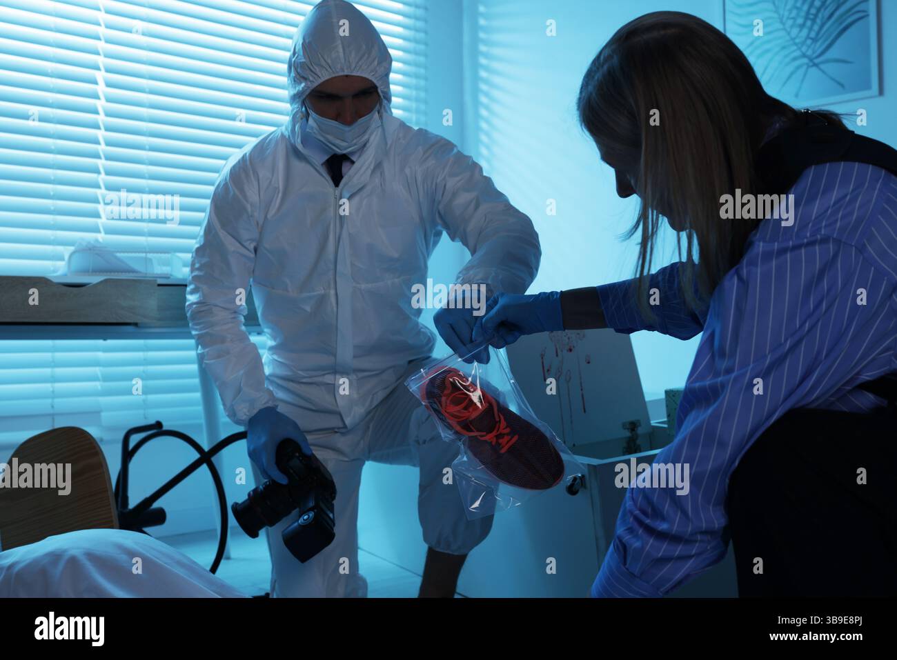 Forensic expertise detective camera hi-res stock photography and images ...
