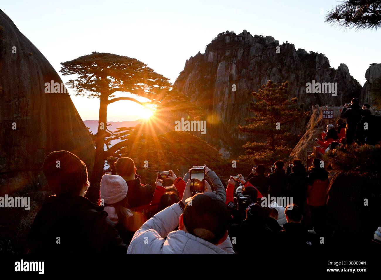 (250509) -- HUANGSHAN, May 9, 2025 (Xinhua) -- Tourists watch the sunrise at the Guest-Greeting ...