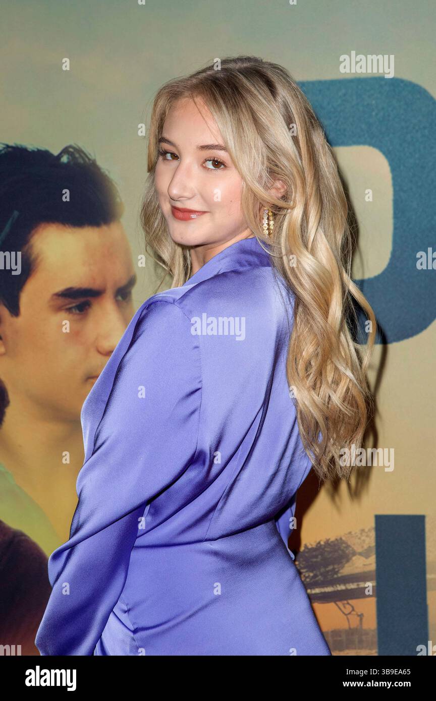 Lacey Katena bei der Premiere des Kinofilms Off The Line im Regal LA ...