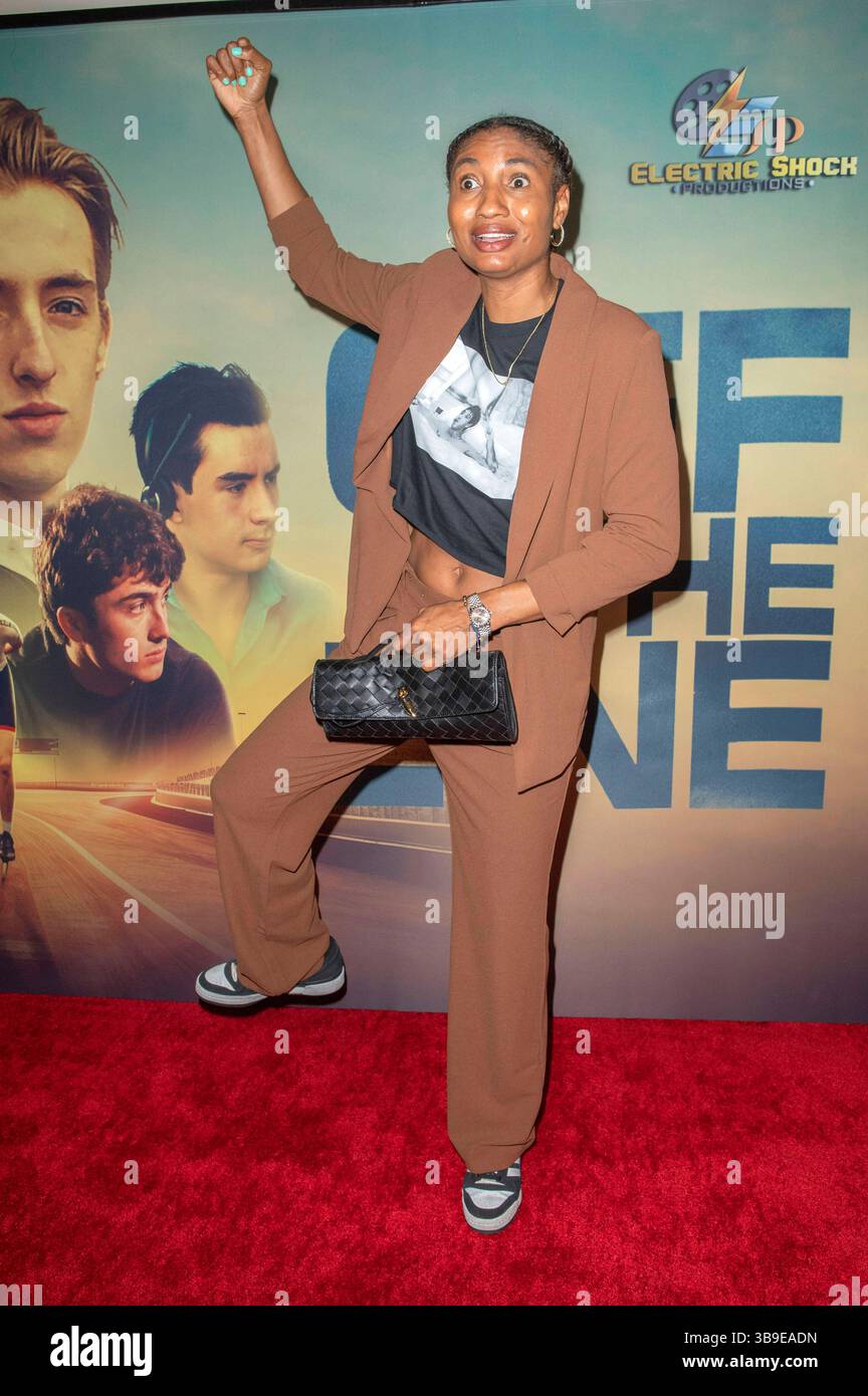 Angel McCoughtry bei der Premiere des Kinofilms Off The Line im Regal ...