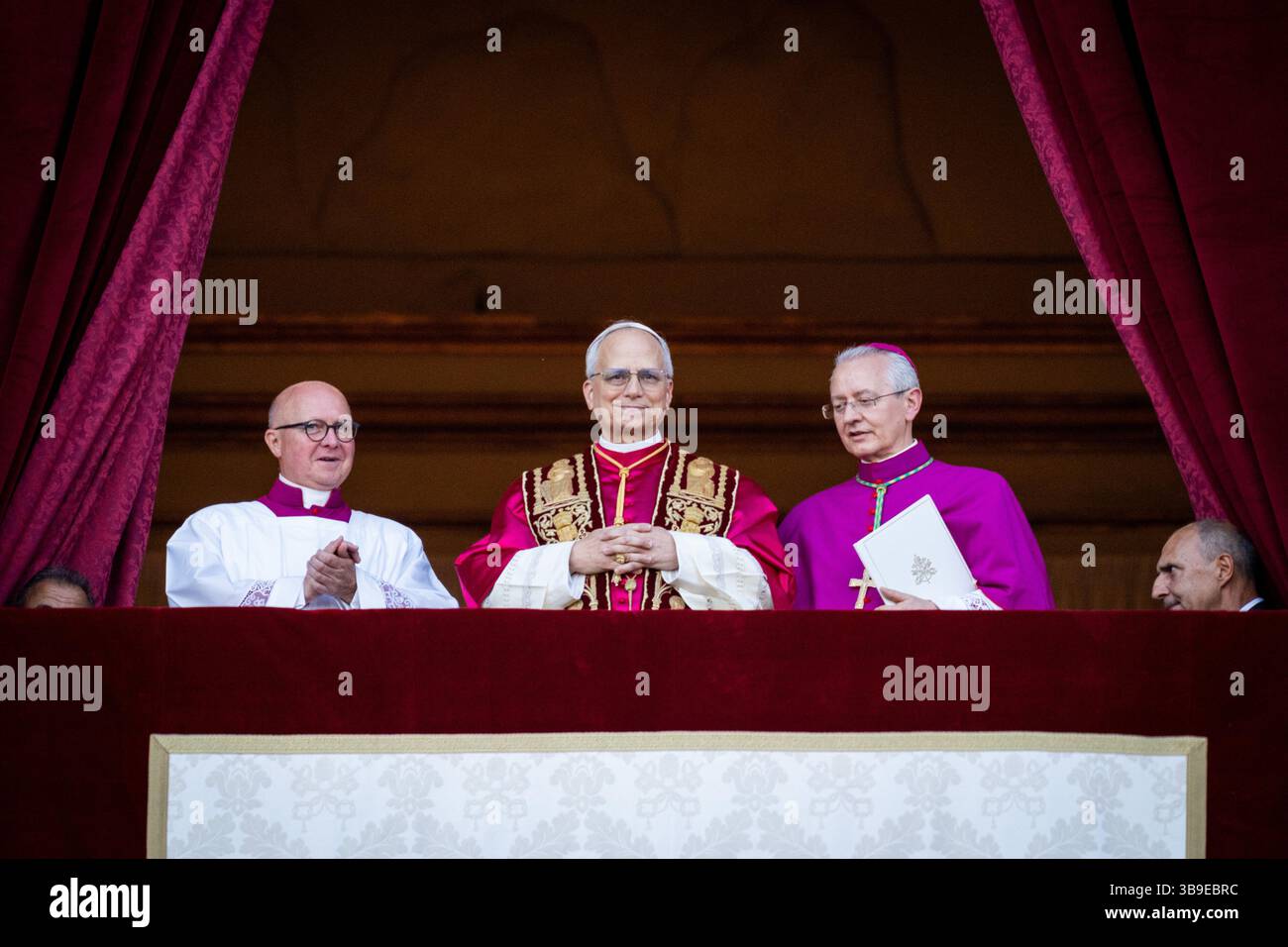 St peters square crowd leo hi-res stock photography and images - Alamy