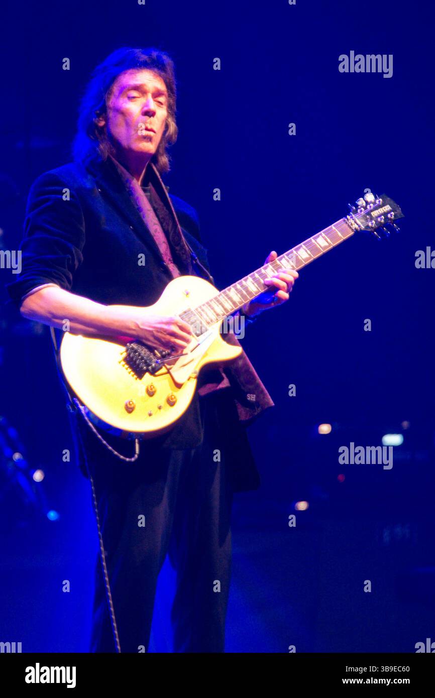 Steve Hackett live bei einem Konzert seiner Genesis Greats, Lamb ...