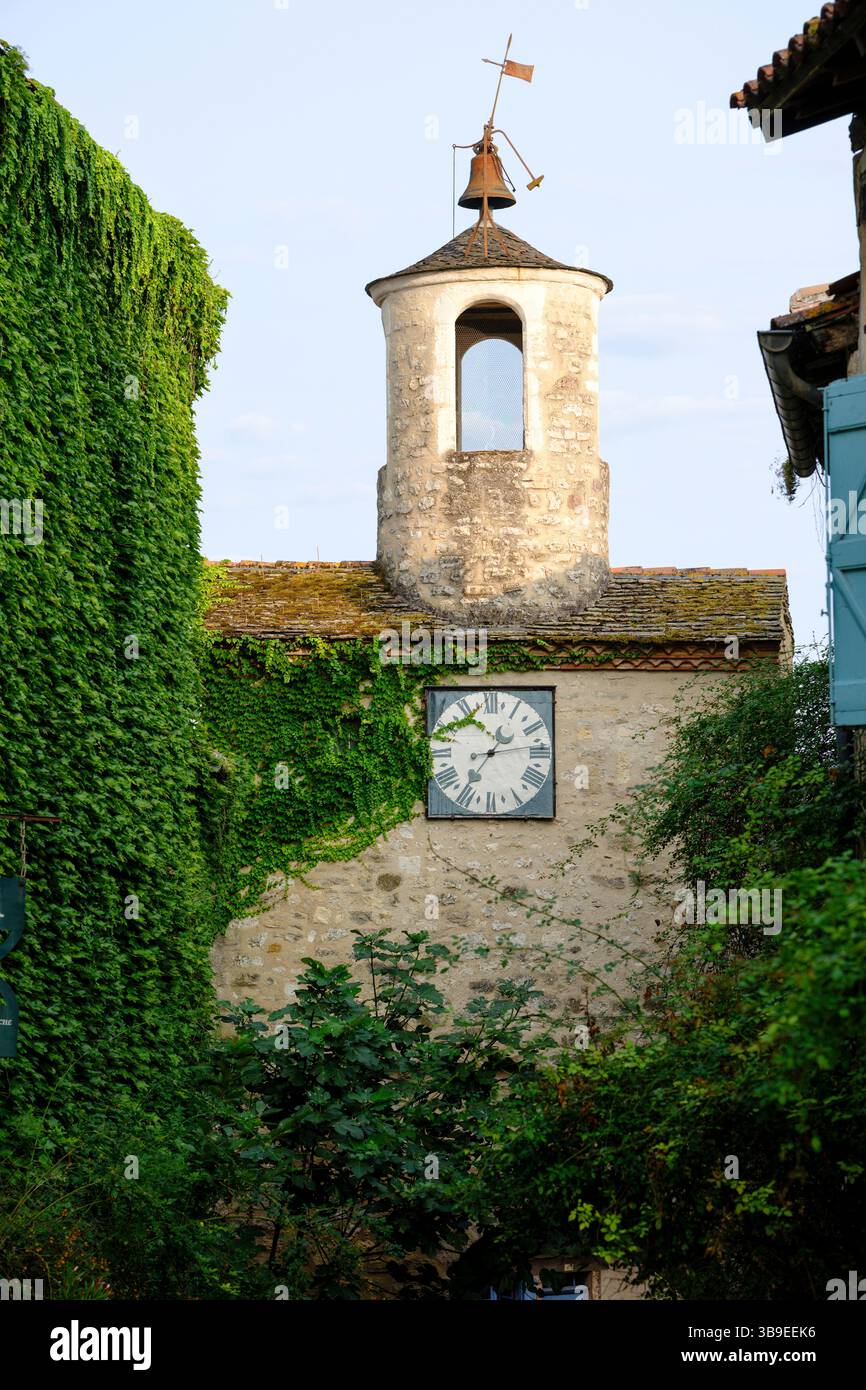 Cordes-sur-Ciel (south of France): tourists in a lane of the fortified ...