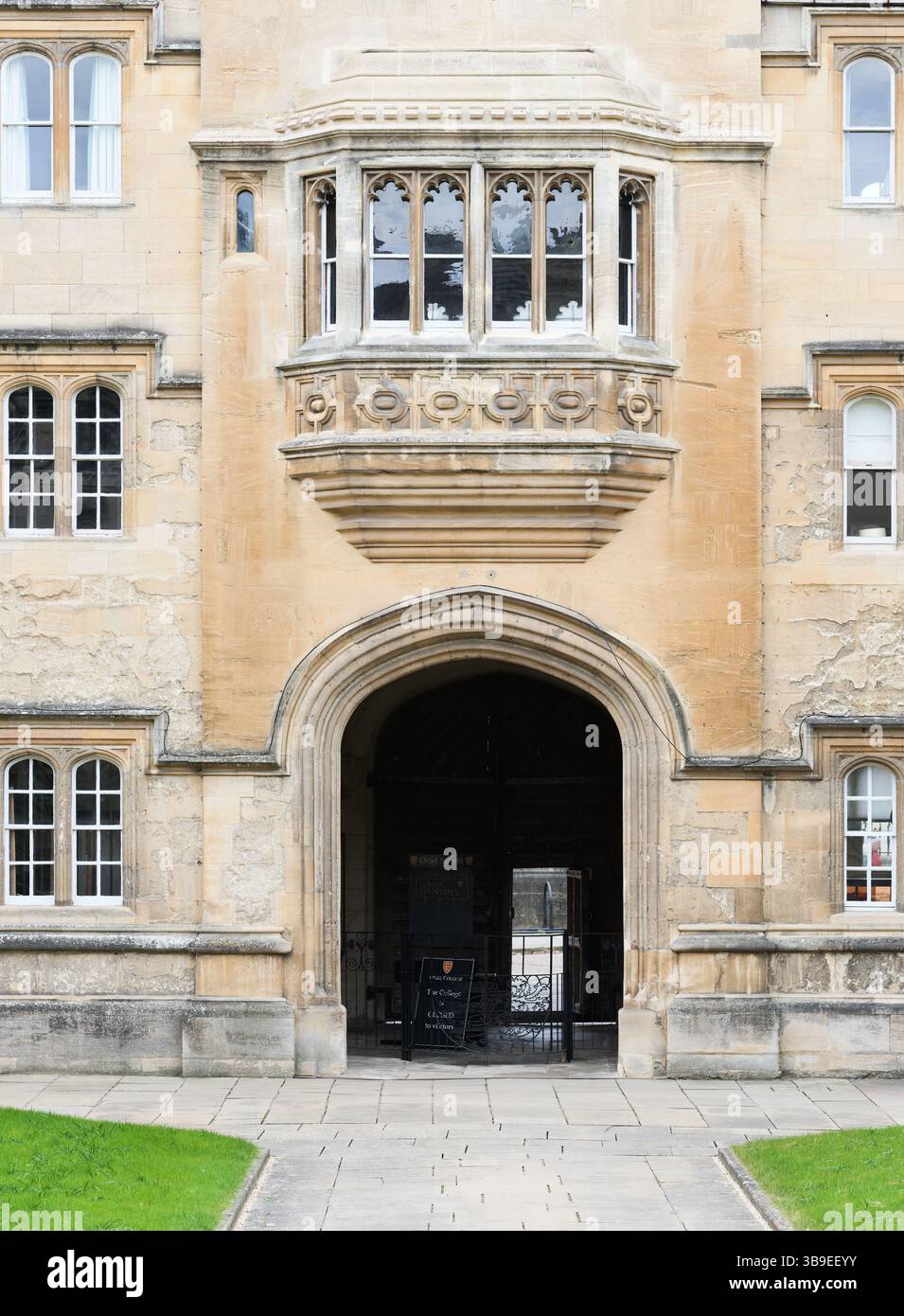 Oriel bay window above the entrance and exit to the First Quad at Oriel ...