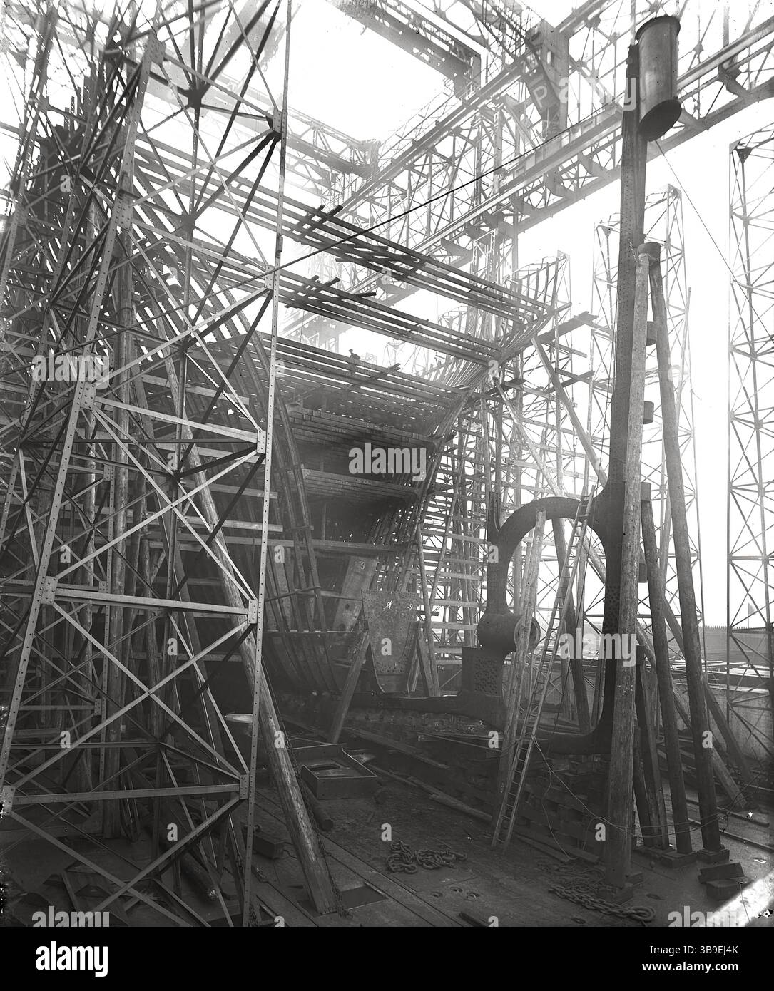 Titanic's stern frame construction Photo from 16 August 1909 Stock ...