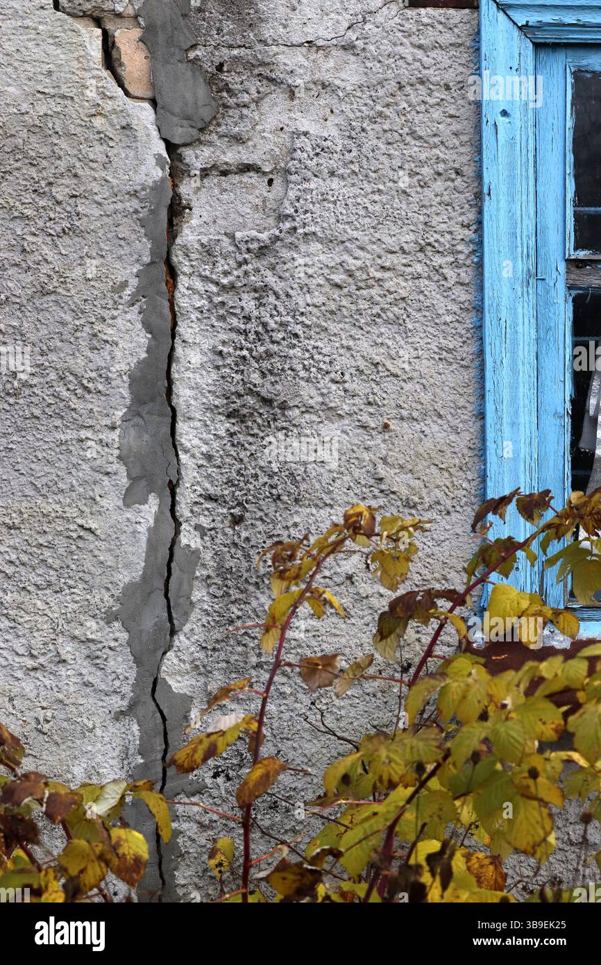 Crack in the wall of an old residential building Stock Photo - Alamy